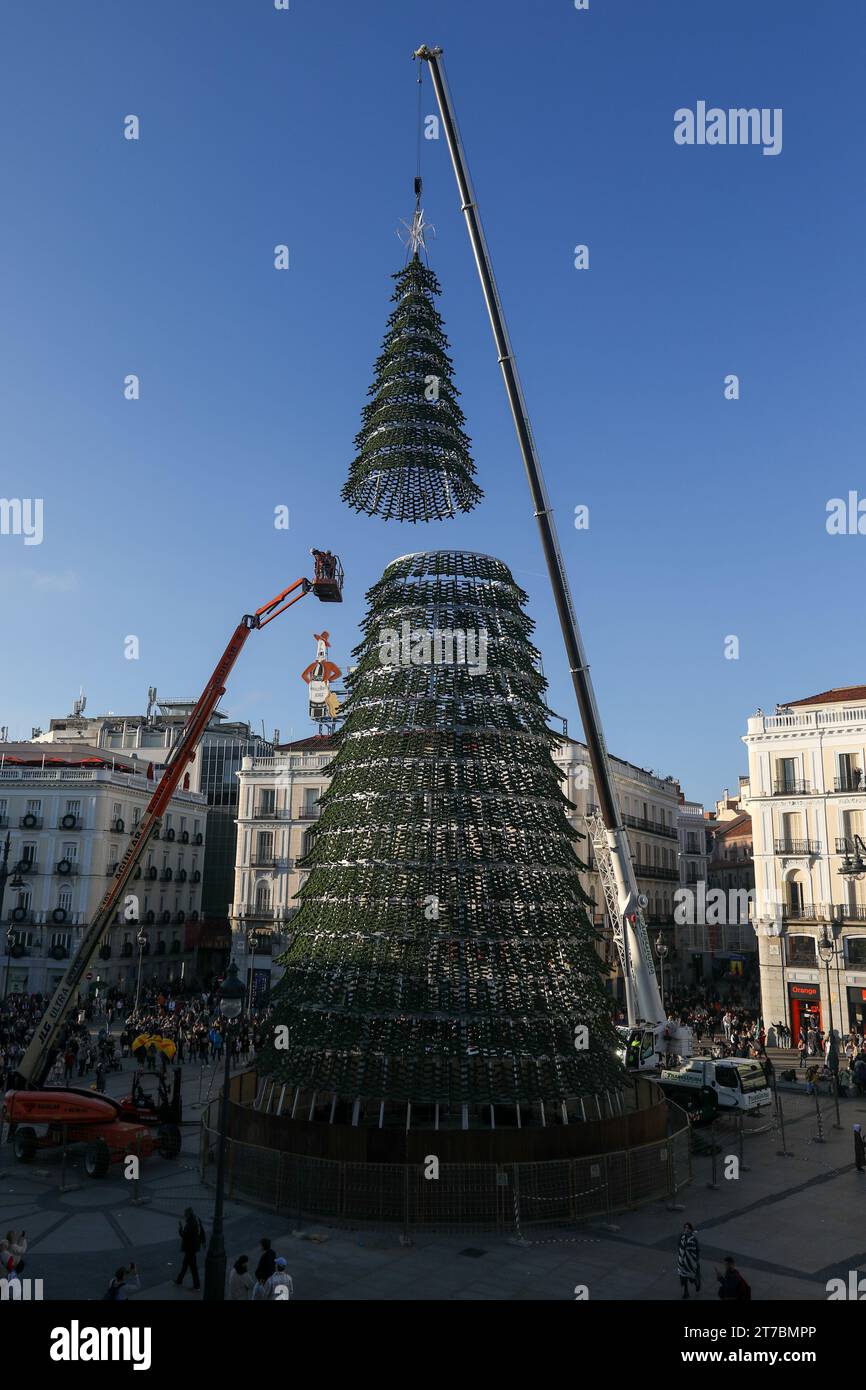 Madrid, Spain. 14th Nov, 2023. Operators lift the upper cone of the ...