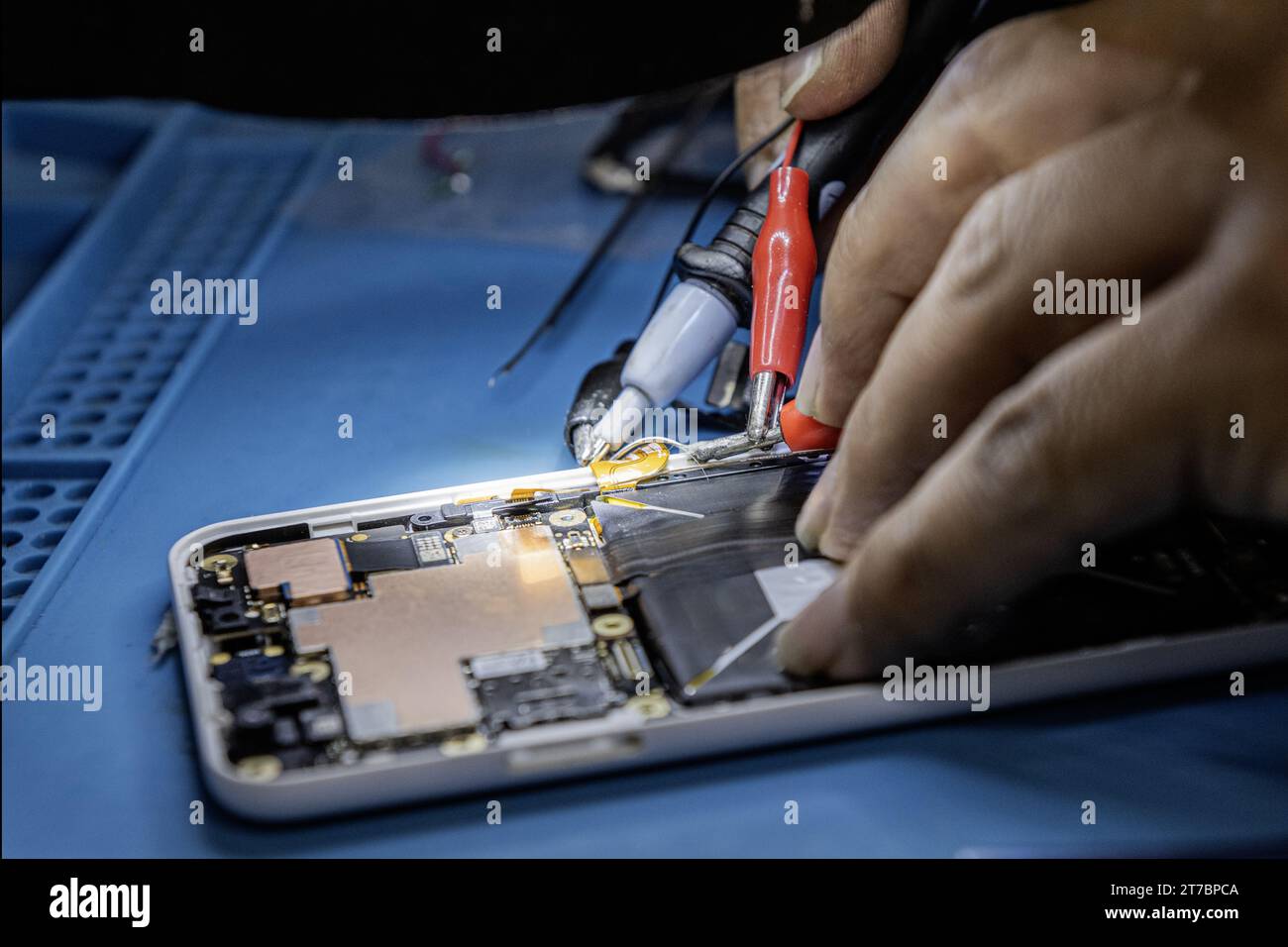 Mobile repair hi-res stock photography and images - Alamy