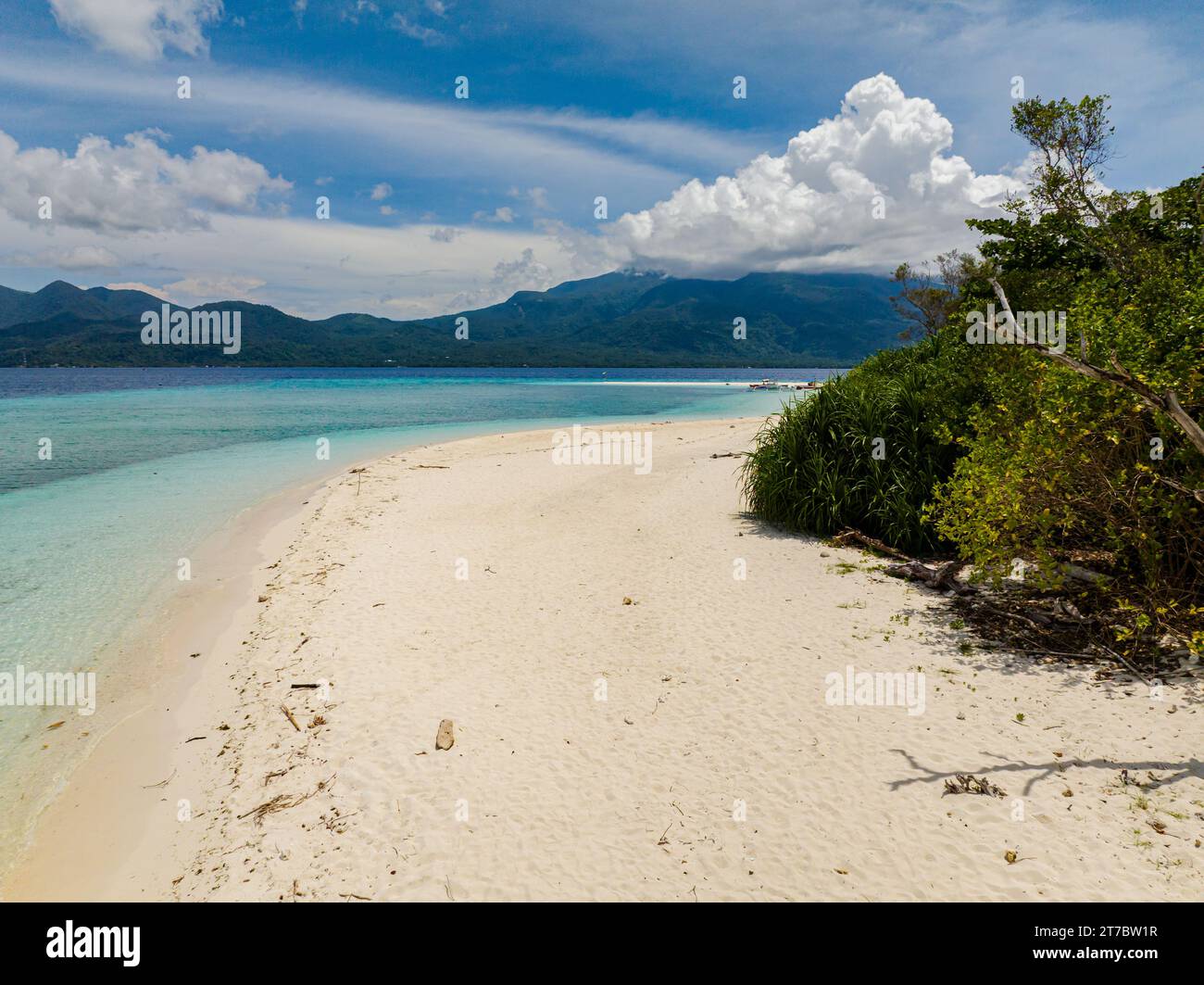 Beautiful waves in coastline with white sandy beach of Mantigue Island ...