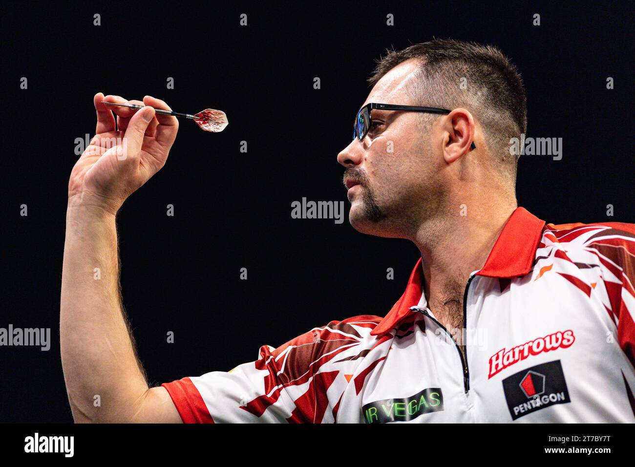 Damon heta darts hi-res stock photography and images - Alamy