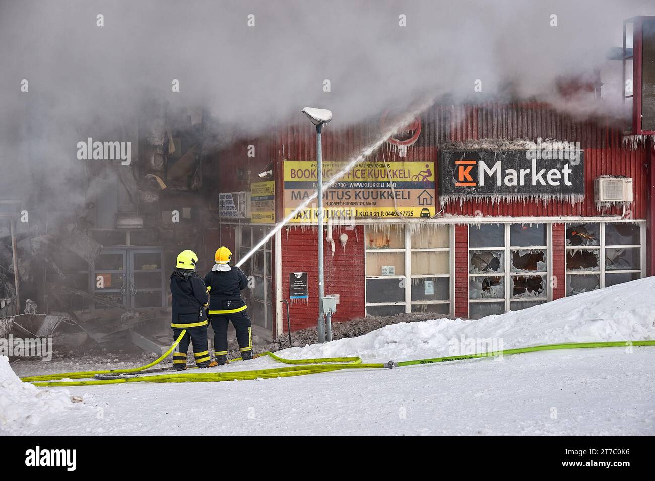 Burning shopping center, firefighters working Stock Photo - Alamy