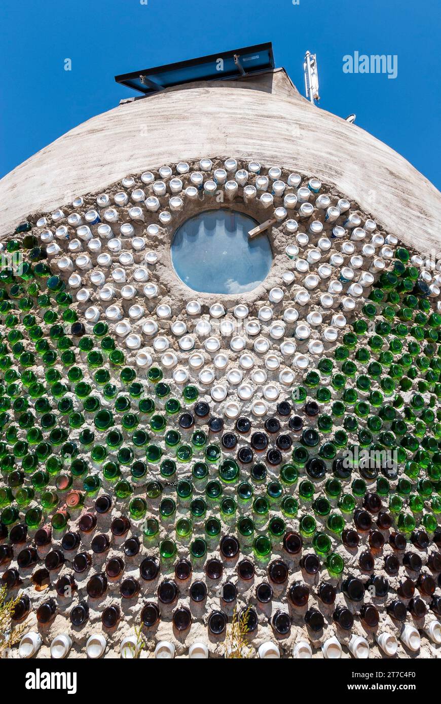 Self-sufficient earth buildings, house, insulated with bottles ...