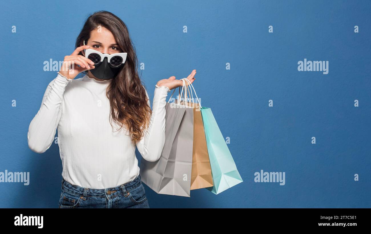 Woman wearing mask carry hi-res stock photography and images - Alamy