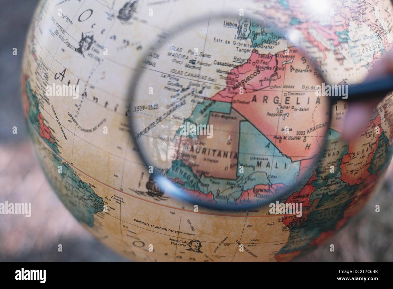 Magnifying glass globe hi-res stock photography and images - Alamy