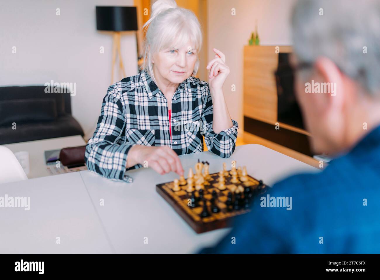 Elderly people playing chess hi-res stock photography and images - Alamy
