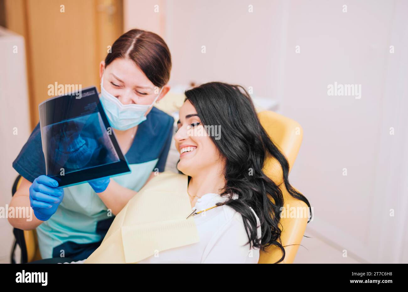 Female dentist showing teeth x ray patient Stock Photo - Alamy