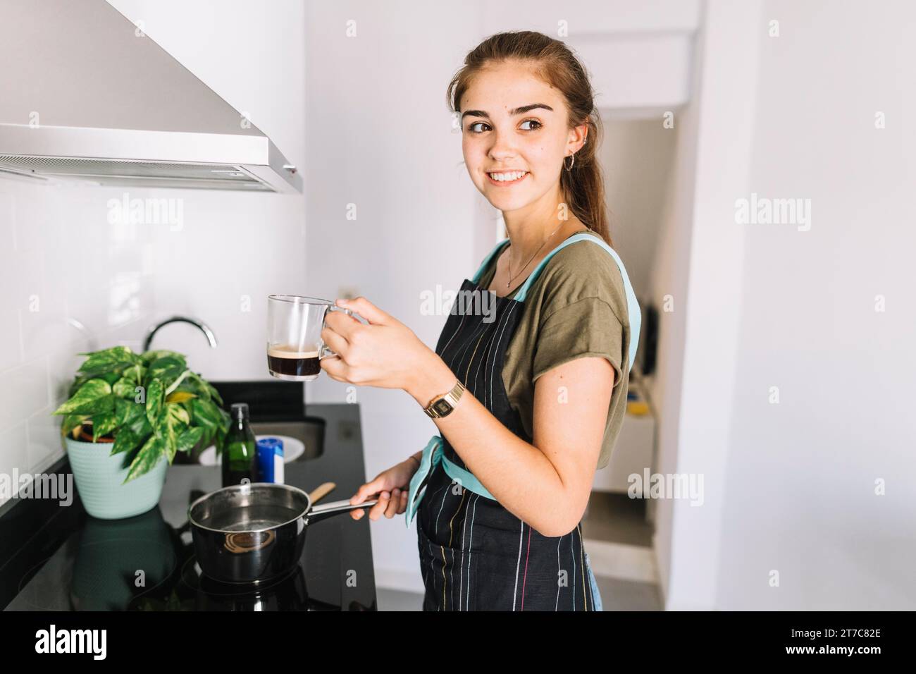 Boiling water pan water beverage hi-res stock photography and images ...