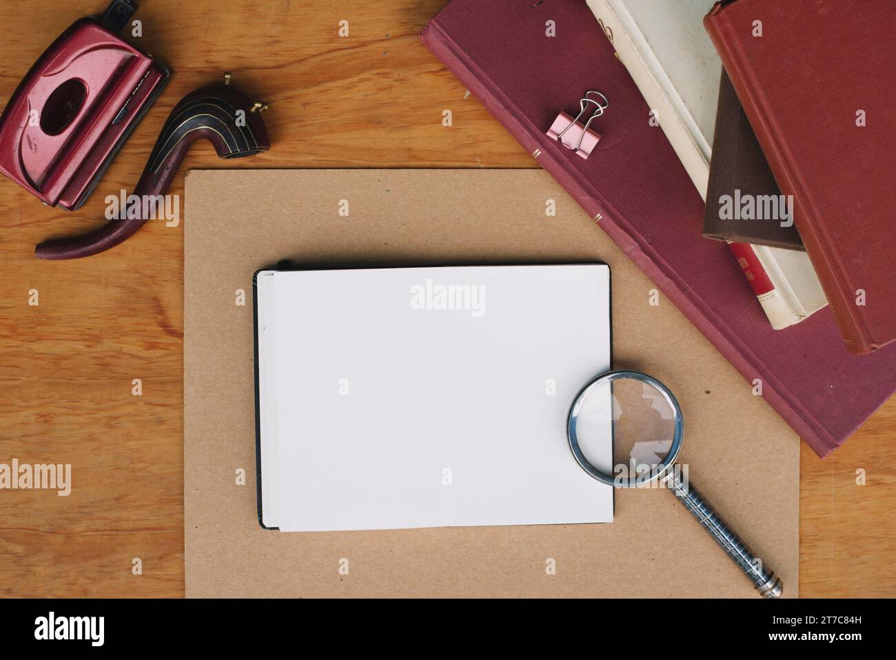 Magnifying glass stack of books hi-res stock photography and images - Alamy