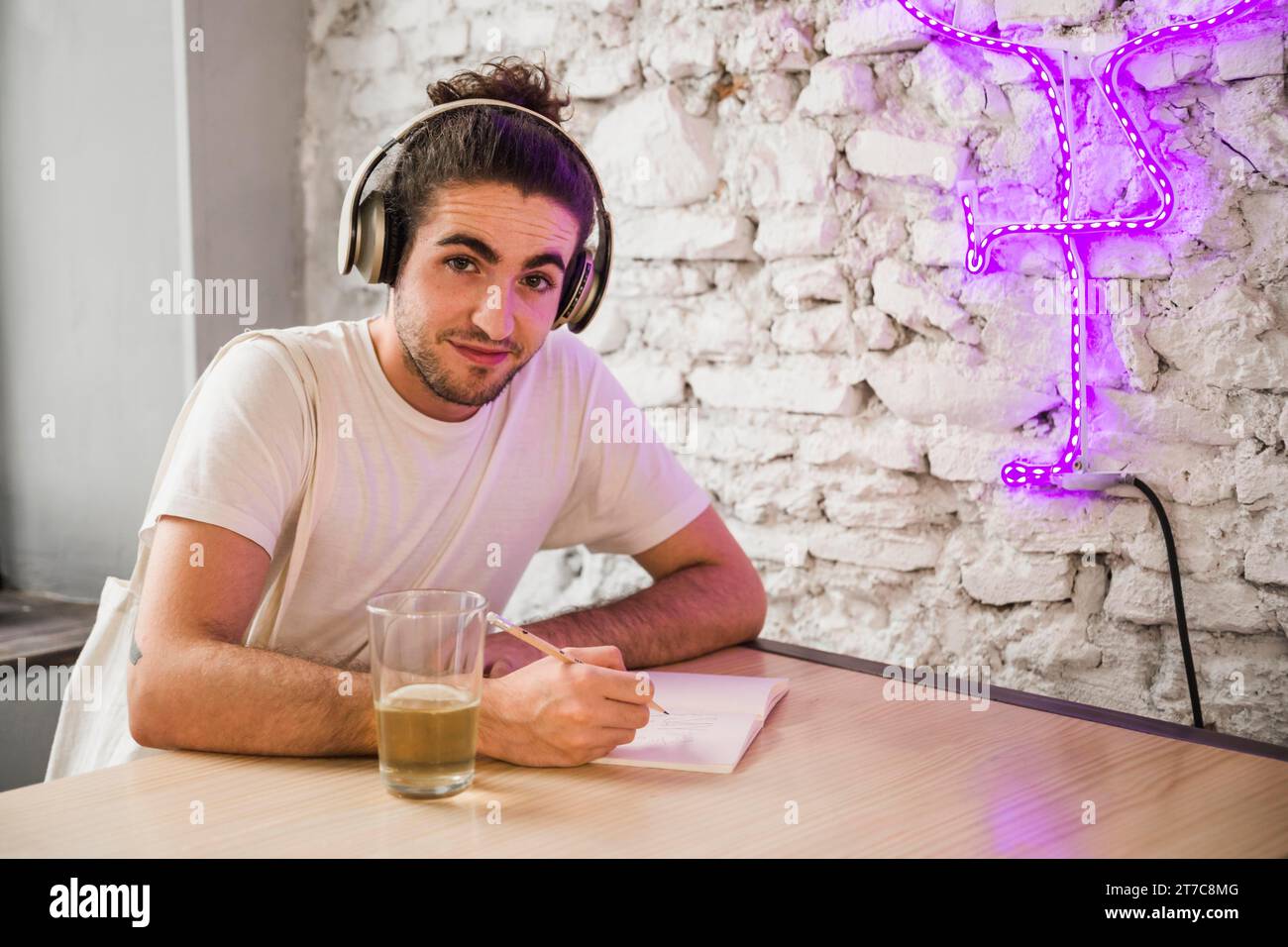 Editor note hi-res stock photography and images - Alamy