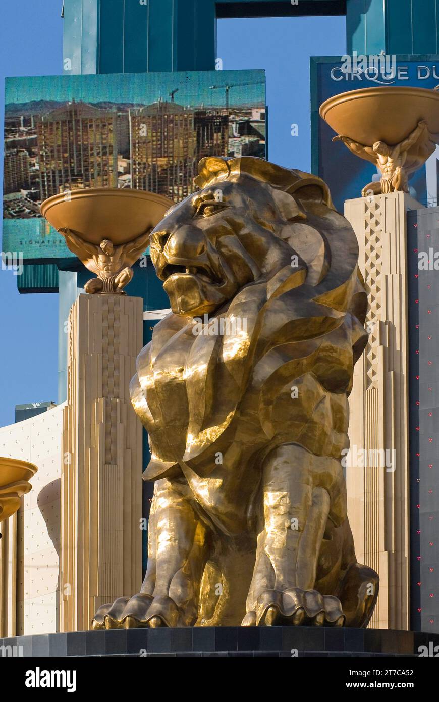 Las vegas lion statue hi-res stock photography and images - Alamy