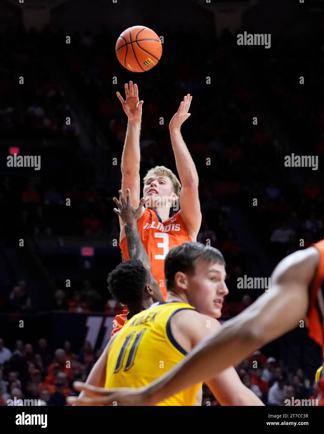 Illinois' Marcus Domask shoots during the first half of the team's NCAA ...