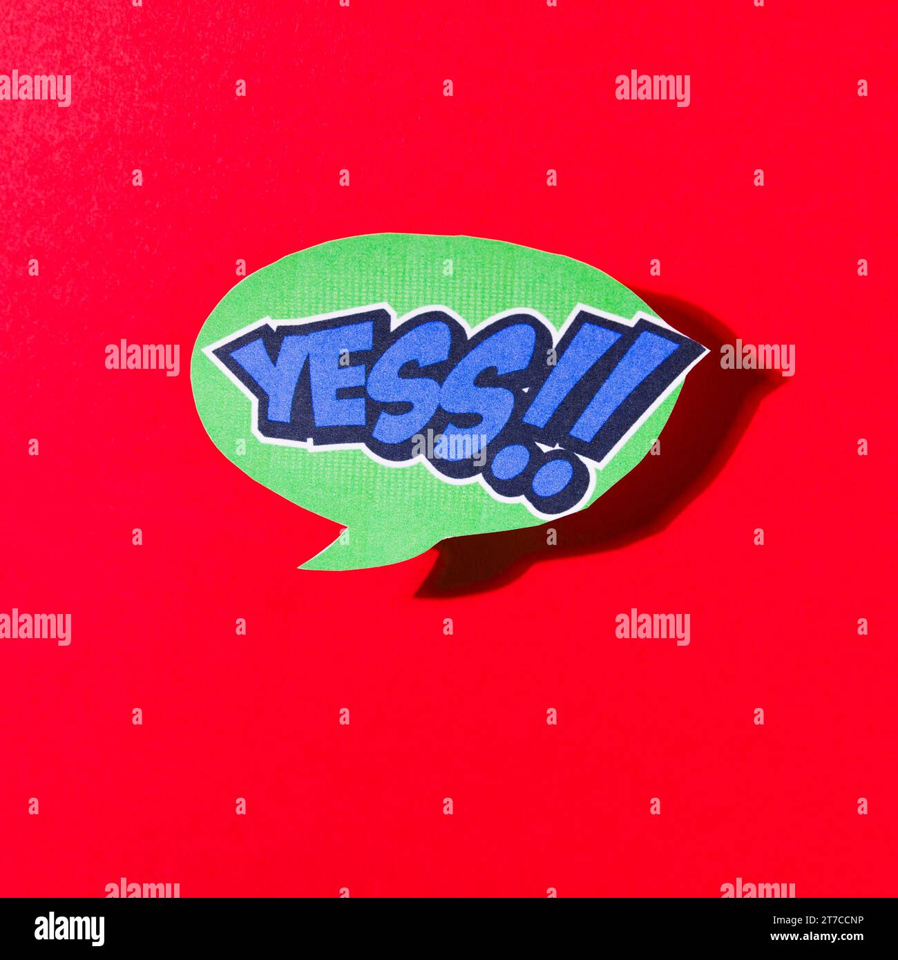 Yes comic green speech bubble red background Stock Photo - Alamy