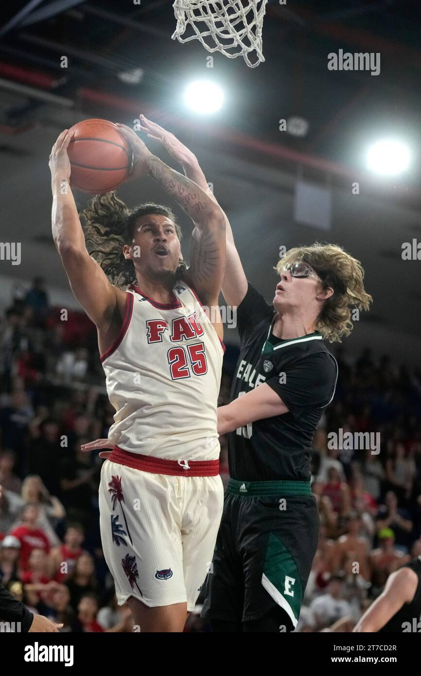 Florida Atlantic forward Tre Carroll (25) goes to the basket while ...