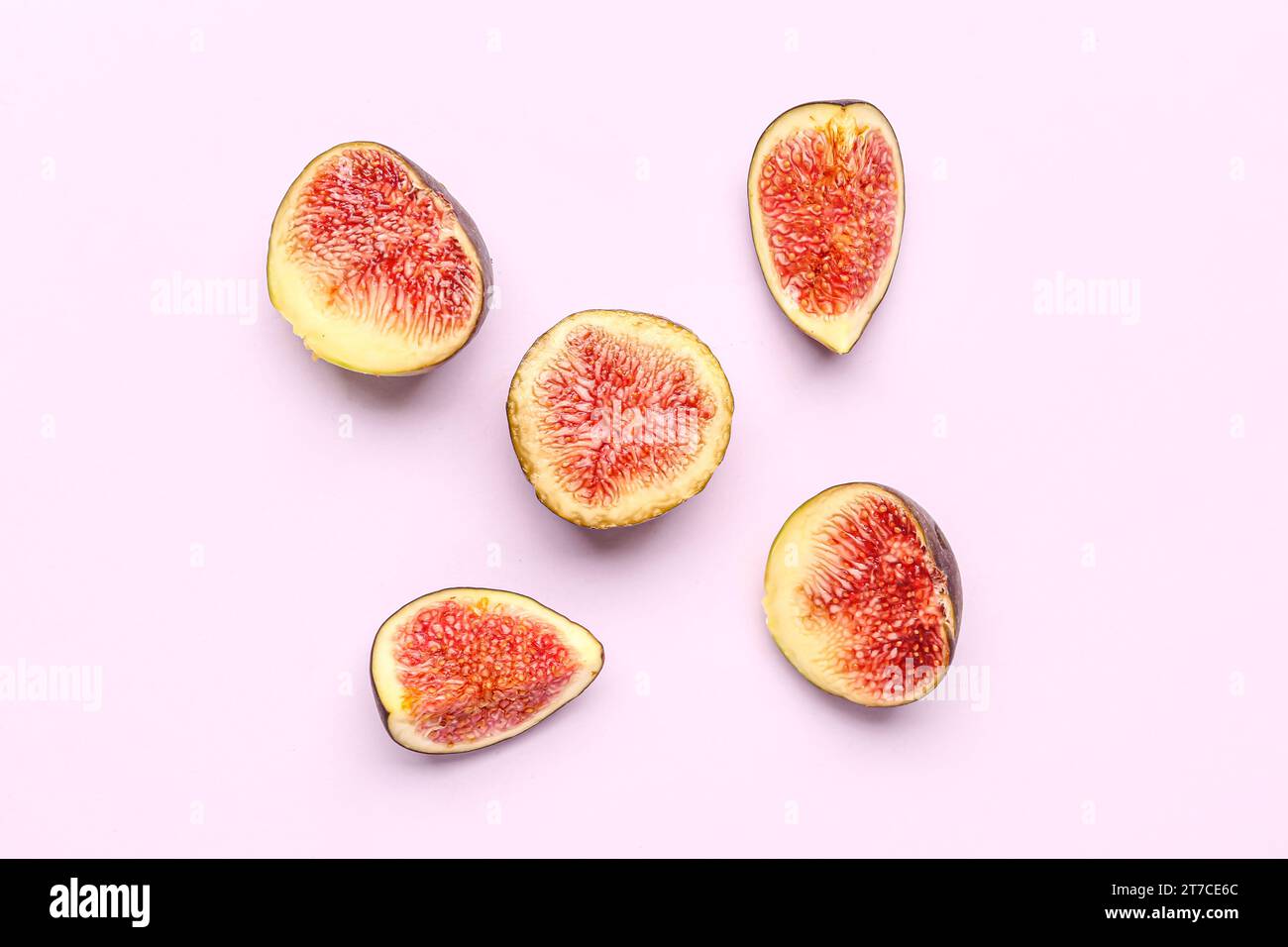 Cut fresh figs on lilac background Stock Photo - Alamy