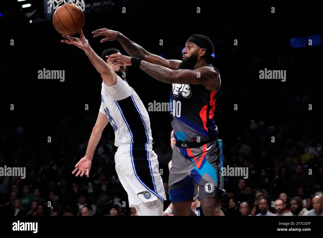 Brooklyn Nets' Royce O'Neale (00) passes away from Orlando Magic's ...