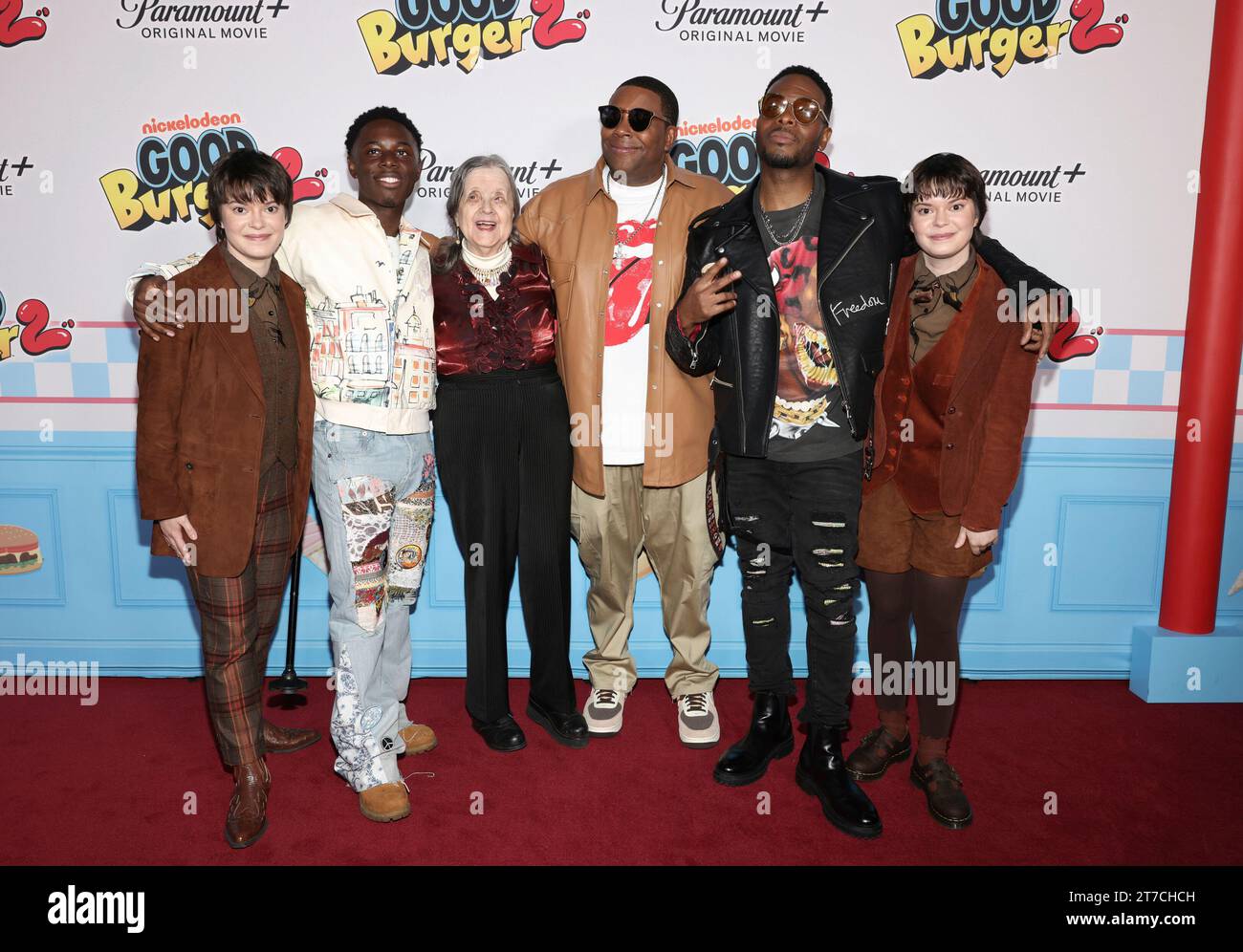 Emily Hinkler, left, Alex Hibbert, Anabel Graetz, Kenan Thompson, Kel ...