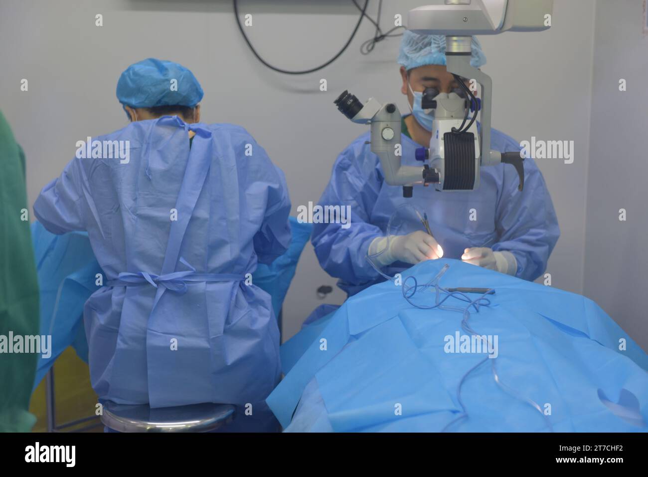 Prey Veng, Cambodia. 14th Nov, 2023. Chinese doctors perform a cataract ...