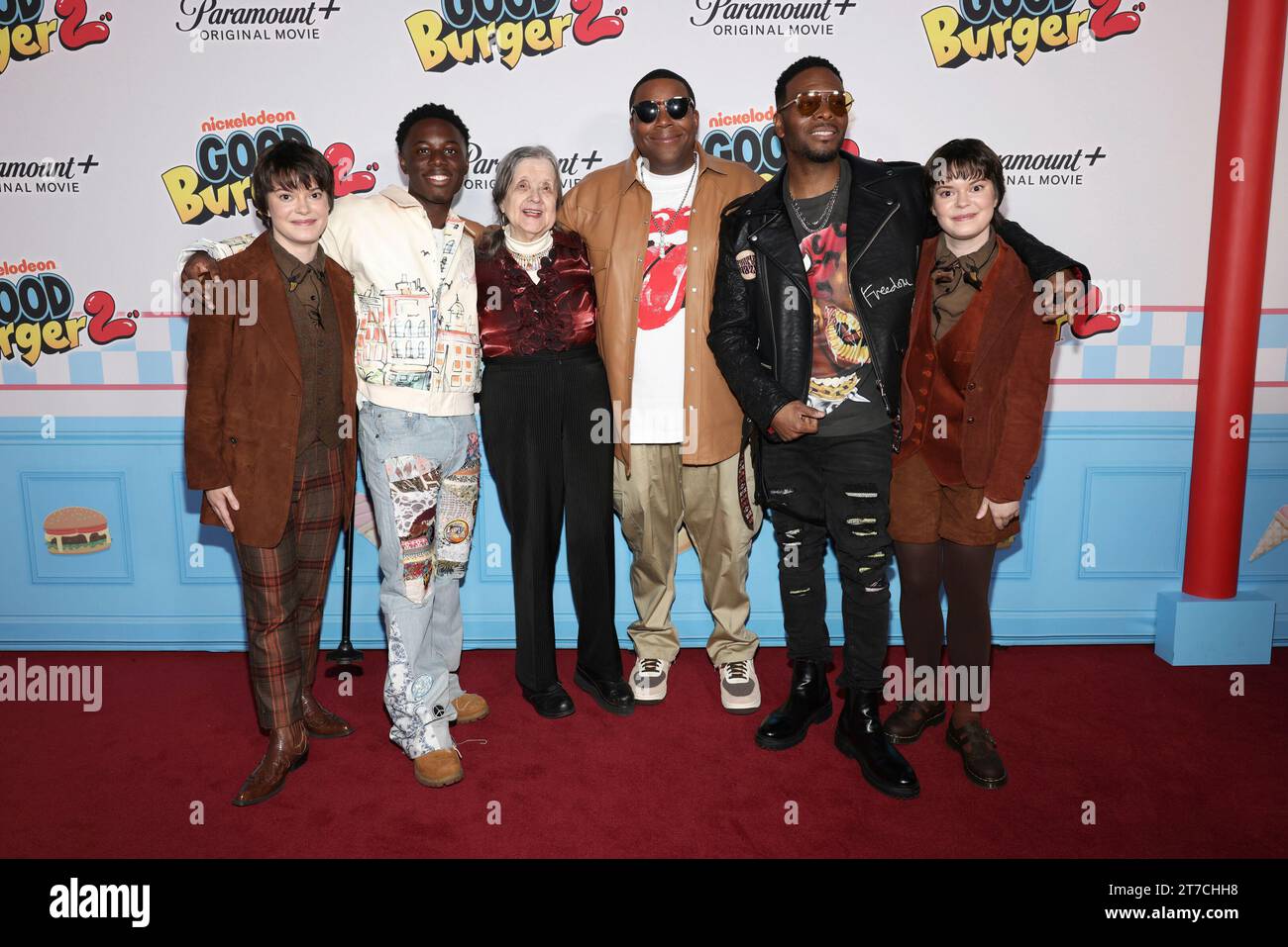 Emily Hinkler, left, Alex Hibbert, Anabel Graetz, Kenan Thompson, Kel ...
