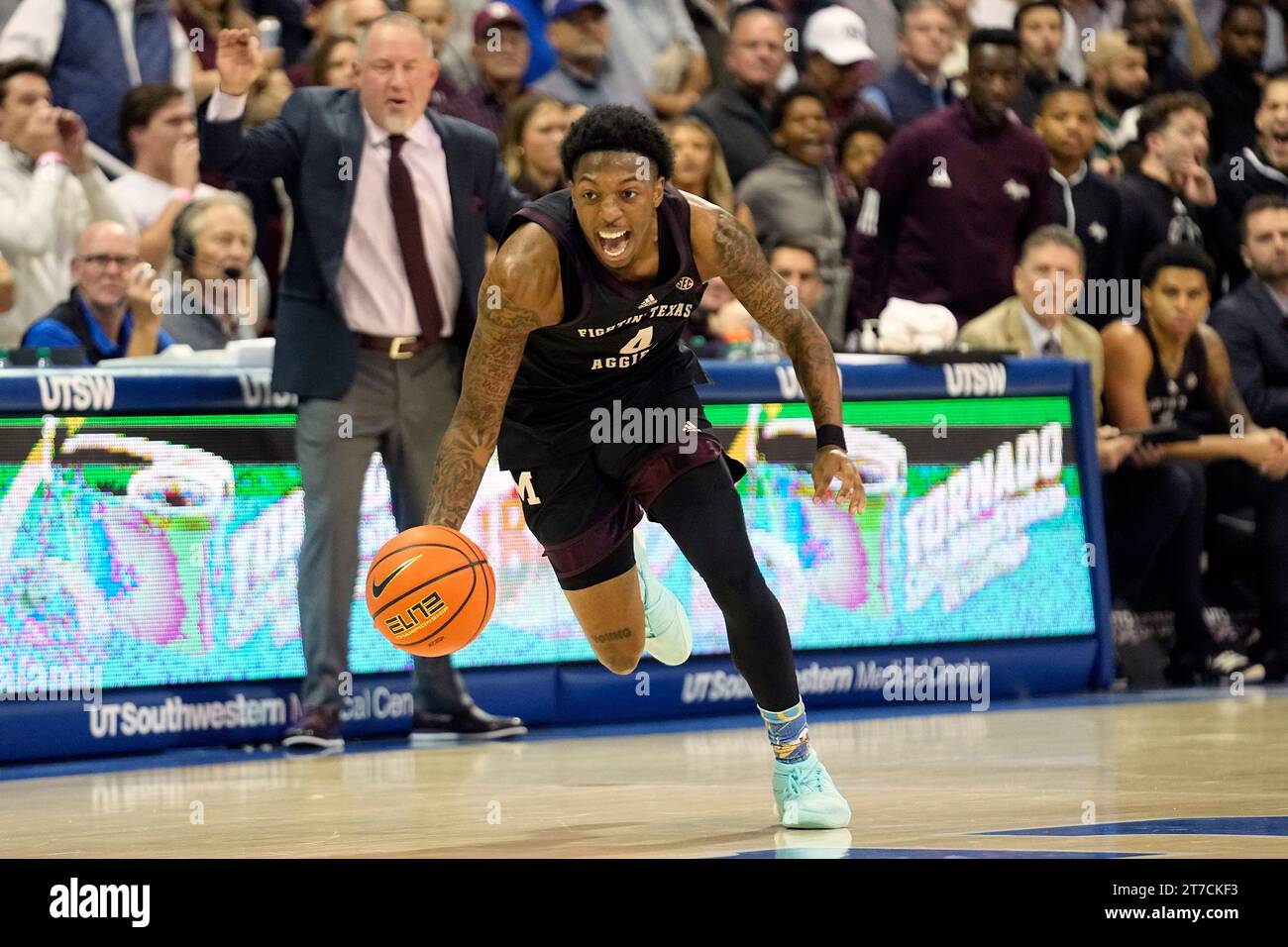 Texas A&M guard Wade Taylor IV (4) dribbles during the first half of an ...