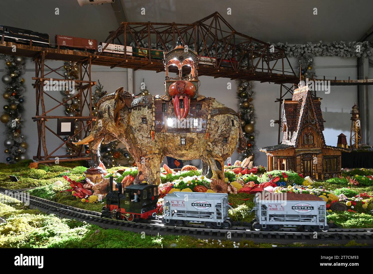 New York, USA. 14th Nov, 2023. Model electric trains run through ...