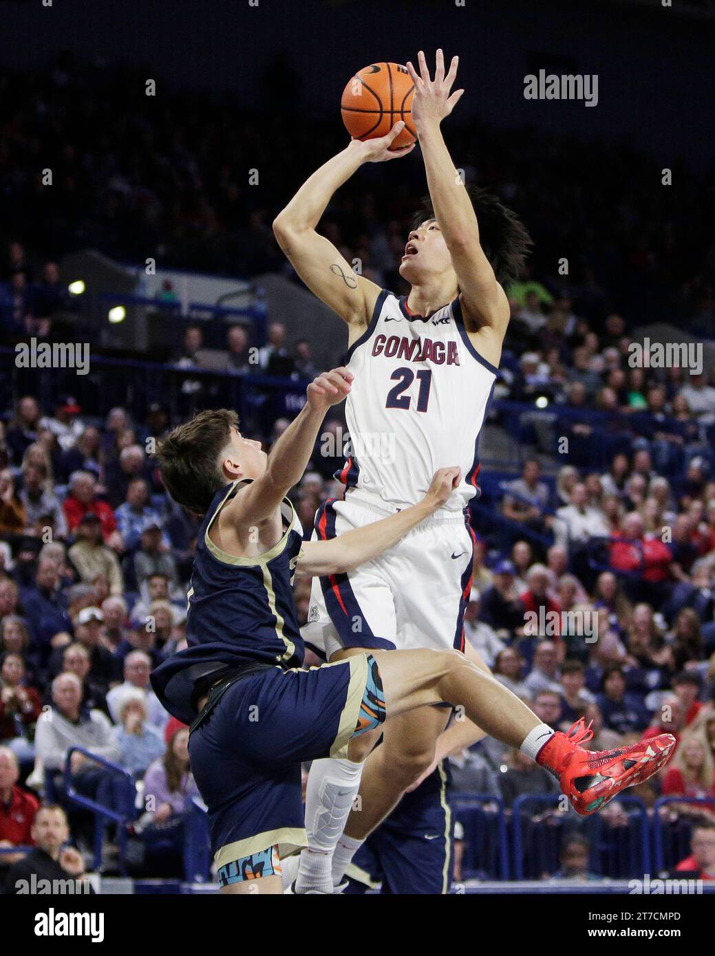 Gonzaga forward Jun Seok Yeo (21) shoots while pressured by Eastern Oregon guard Isaac Brown ...