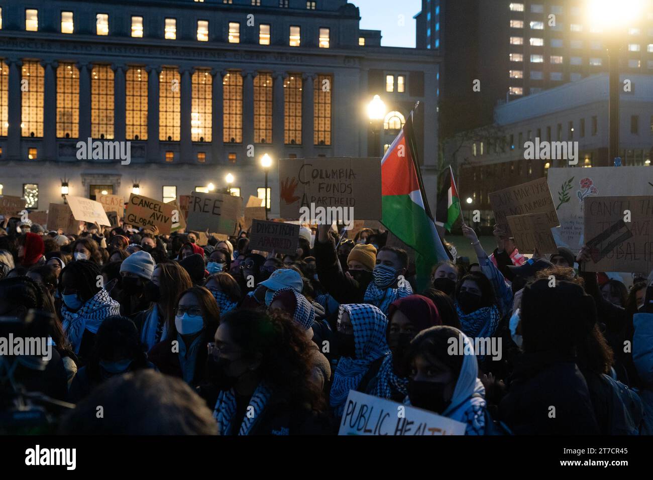 New York, USA. 14th Nov, 2023. Hundreds people gathered on the grounds ...