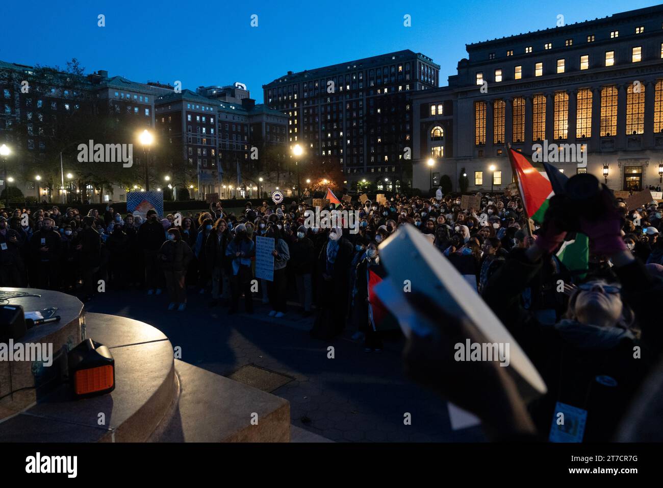 Hundreds people gathered on the grounds of Columbia University in New ...