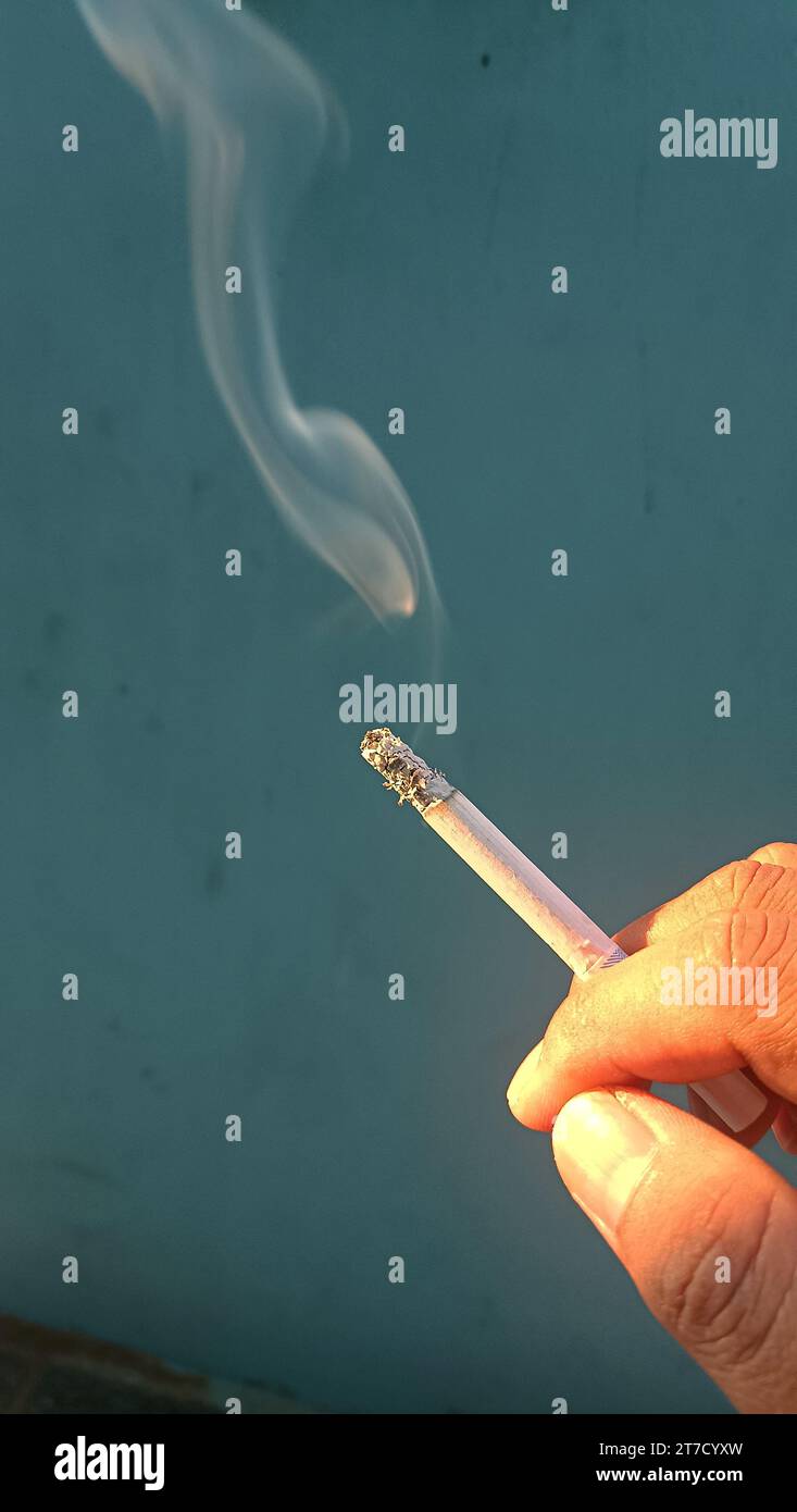 Nicotine fingers hi-res stock photography and images - Alamy