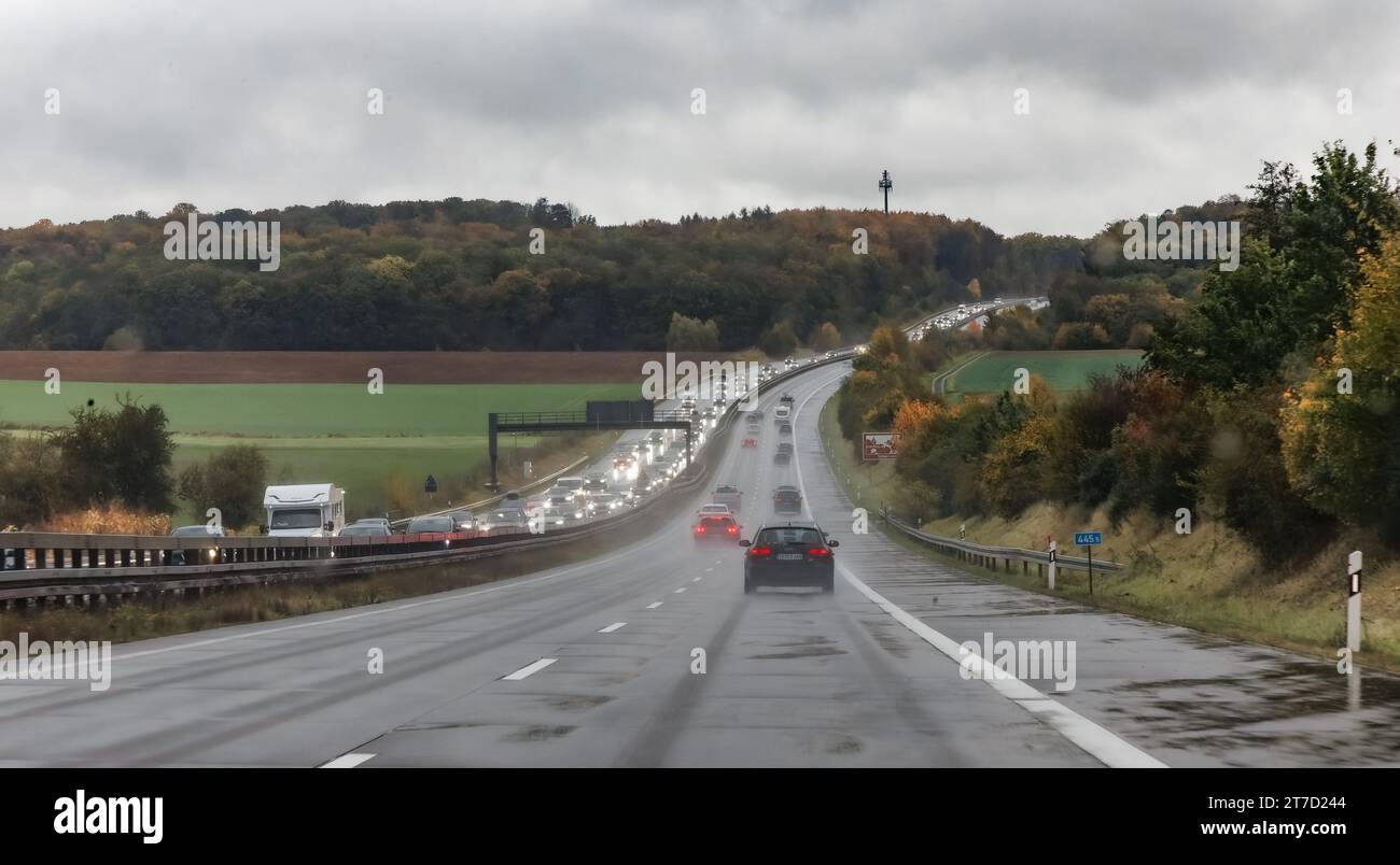 29 October 2023, Hesse, Ober-Mörlen: Cars driving at dusk on the German ...
