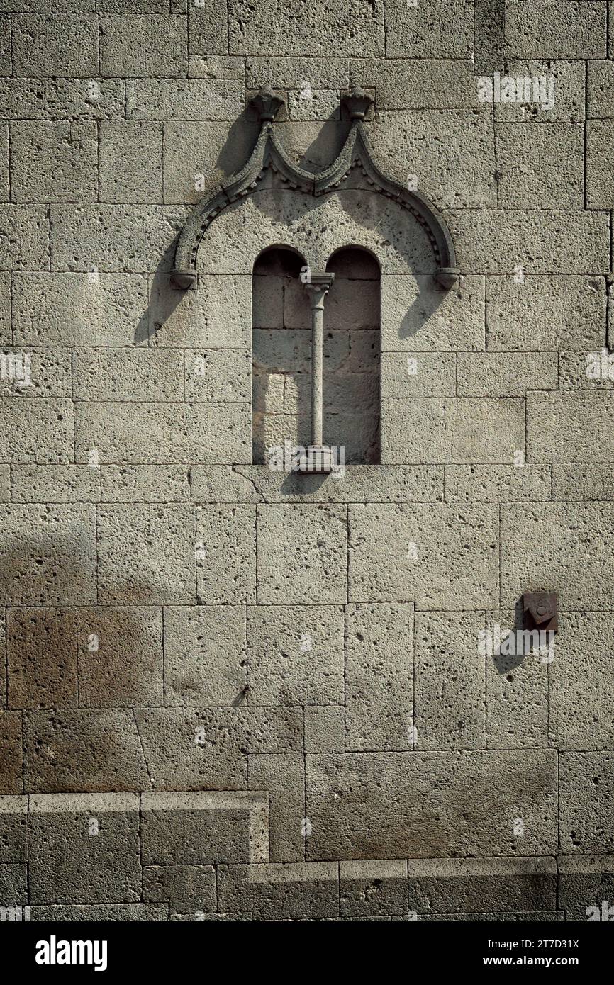 Medieval mullioned window hi-res stock photography and images - Alamy