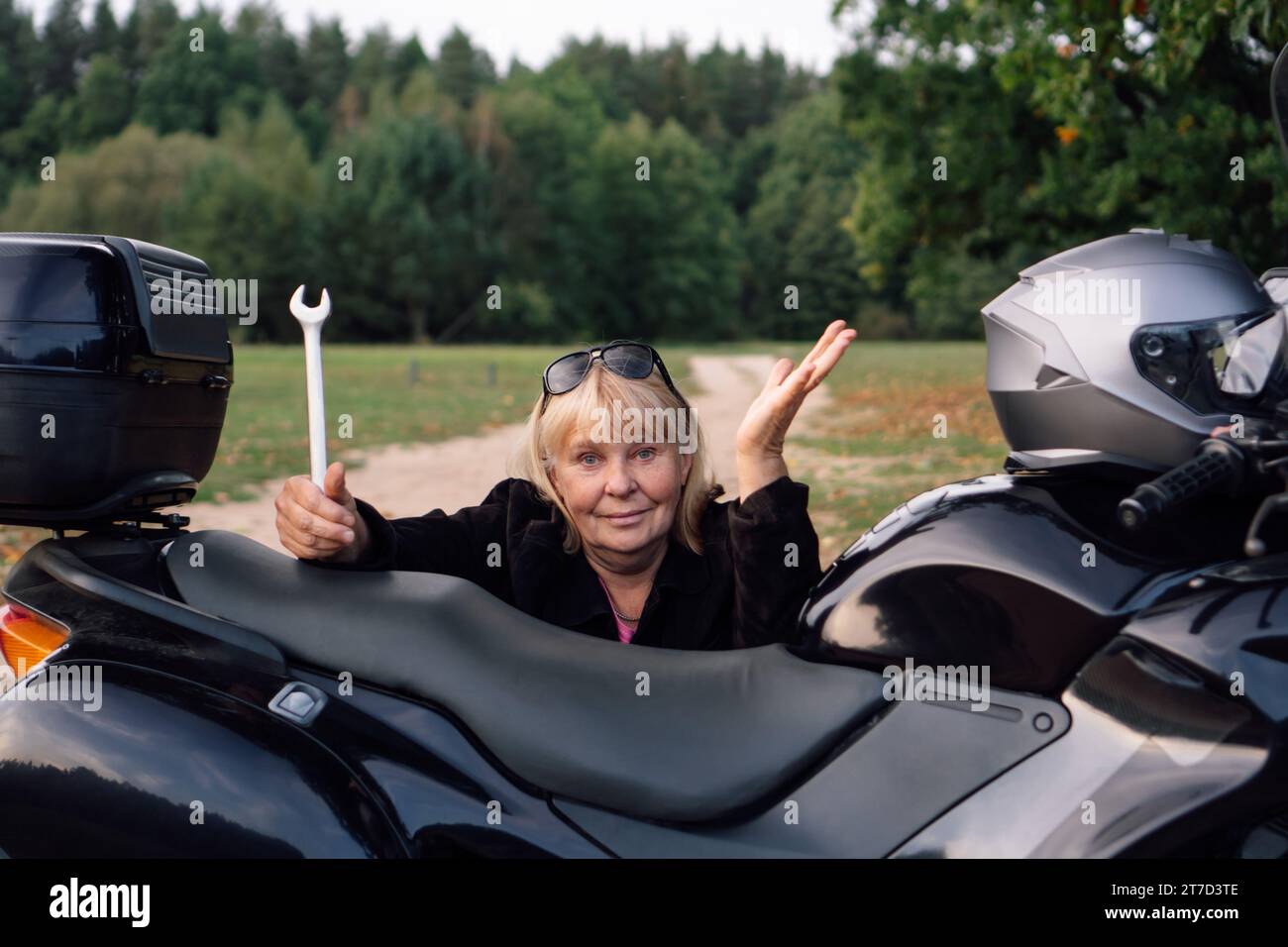 Woman loner autumn hi-res stock photography and images - Alamy