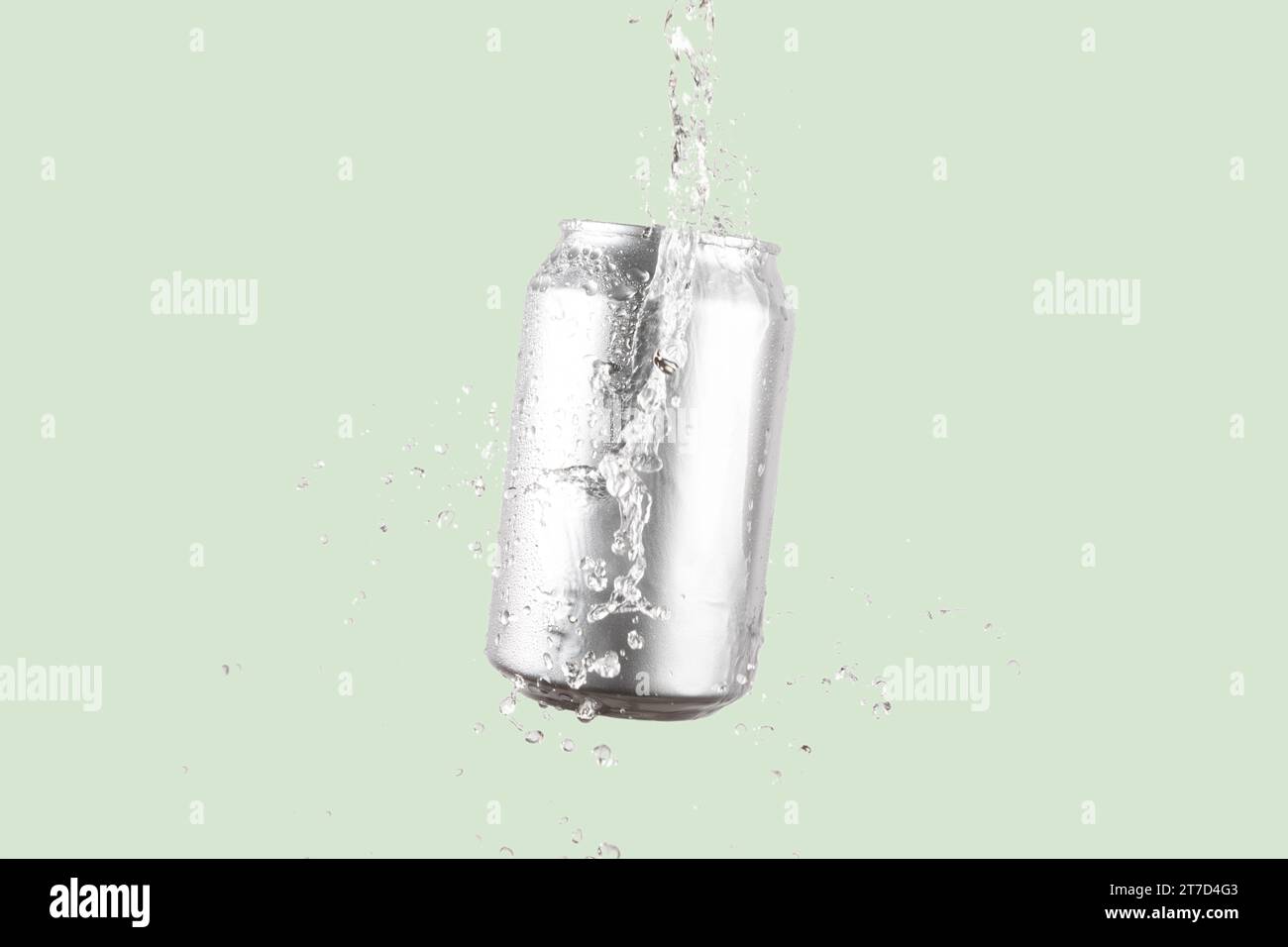 Aluminium beer or soda drinking can with water splash on light green ...