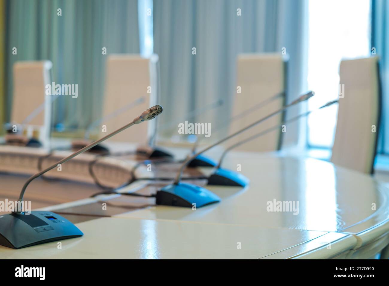 Interview round table hi-res stock photography and images - Alamy