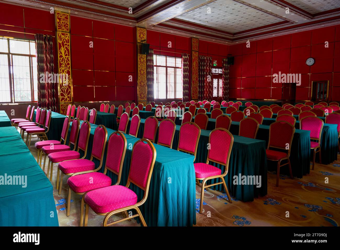 Classroom one empty seat hi-res stock photography and images - Alamy