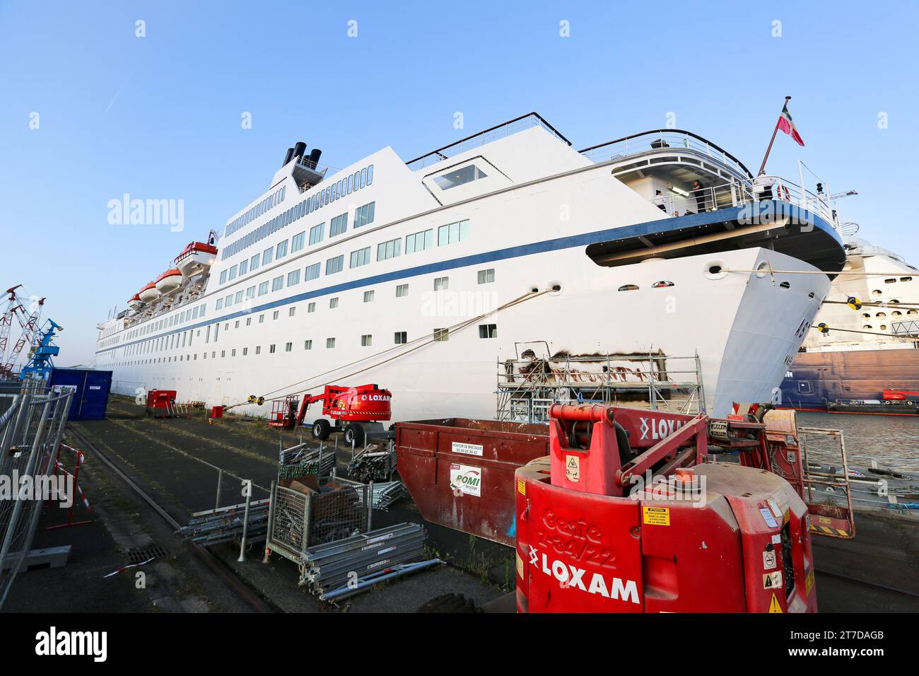 Floating scaffolding to repair large breach in the damaged hull of ...