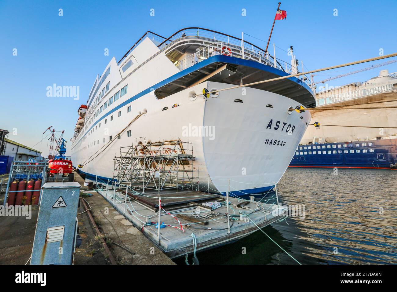 Floating scaffolding to repair large breach in the damaged hull of ...