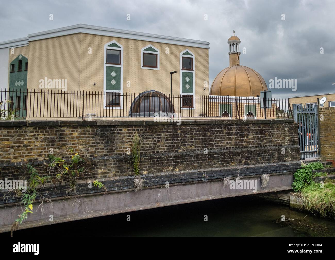 London Islamic Cultural Society and Mosque behind a bridge over the New ...