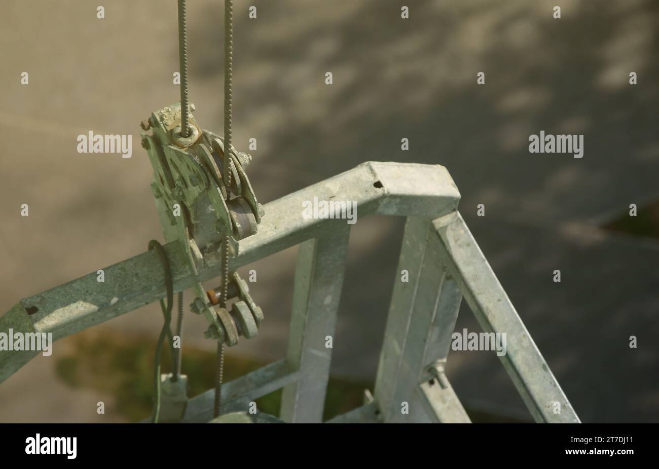 Safety lock as part of suspended wire rope platform for facade works on ...