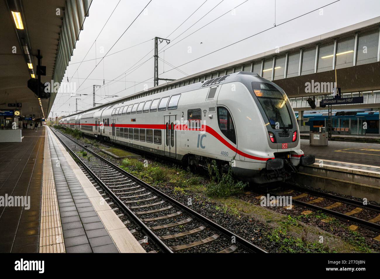 Eisenbahnverkehr in Münster Hauptbahnhof - Intercity Zug IC, IC2 der ...