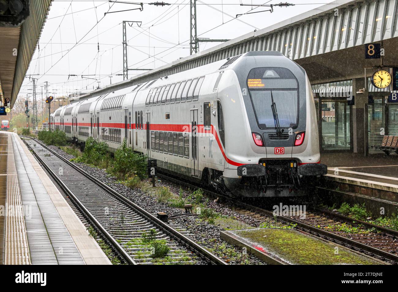 Eisenbahnverkehr in Münster Hauptbahnhof - Intercity Zug IC, IC2 der ...