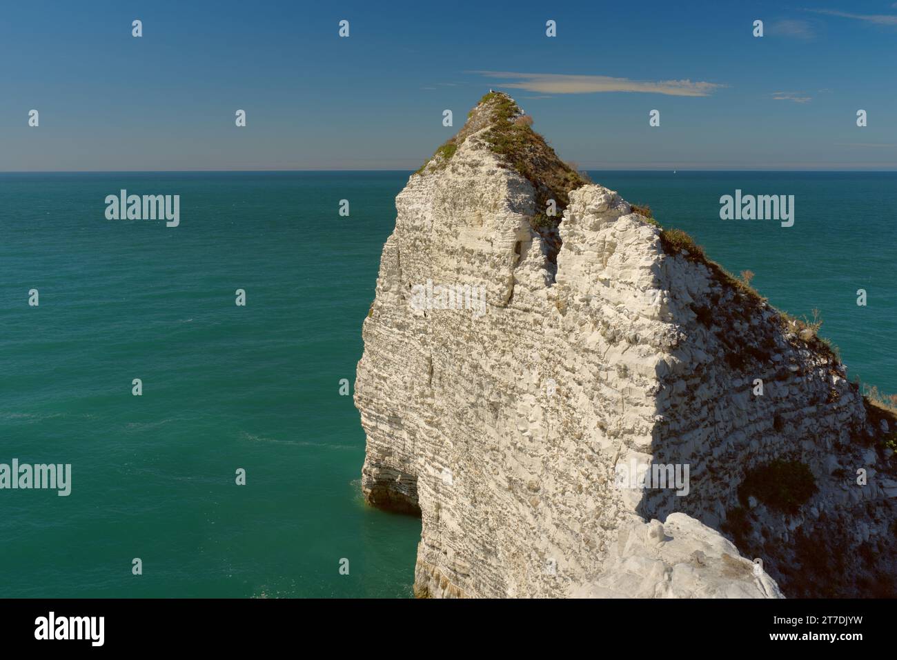 Sea stack in Étretat, sun and sea of Normandy. Spectacular silence of ...