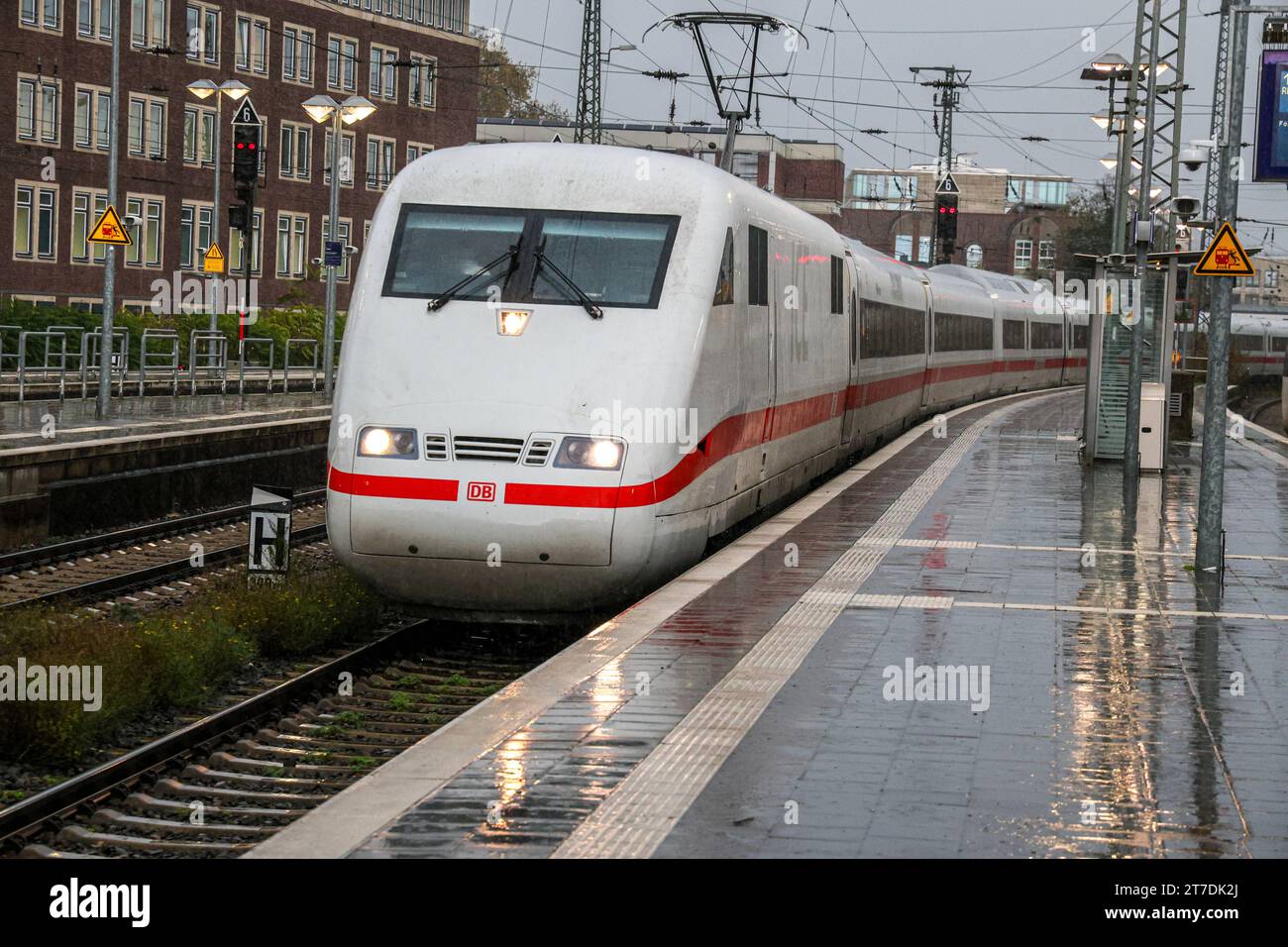 Eisenbahnverkehr in Münster Hauptbahnhof - Intercity Express Zug ICE ...