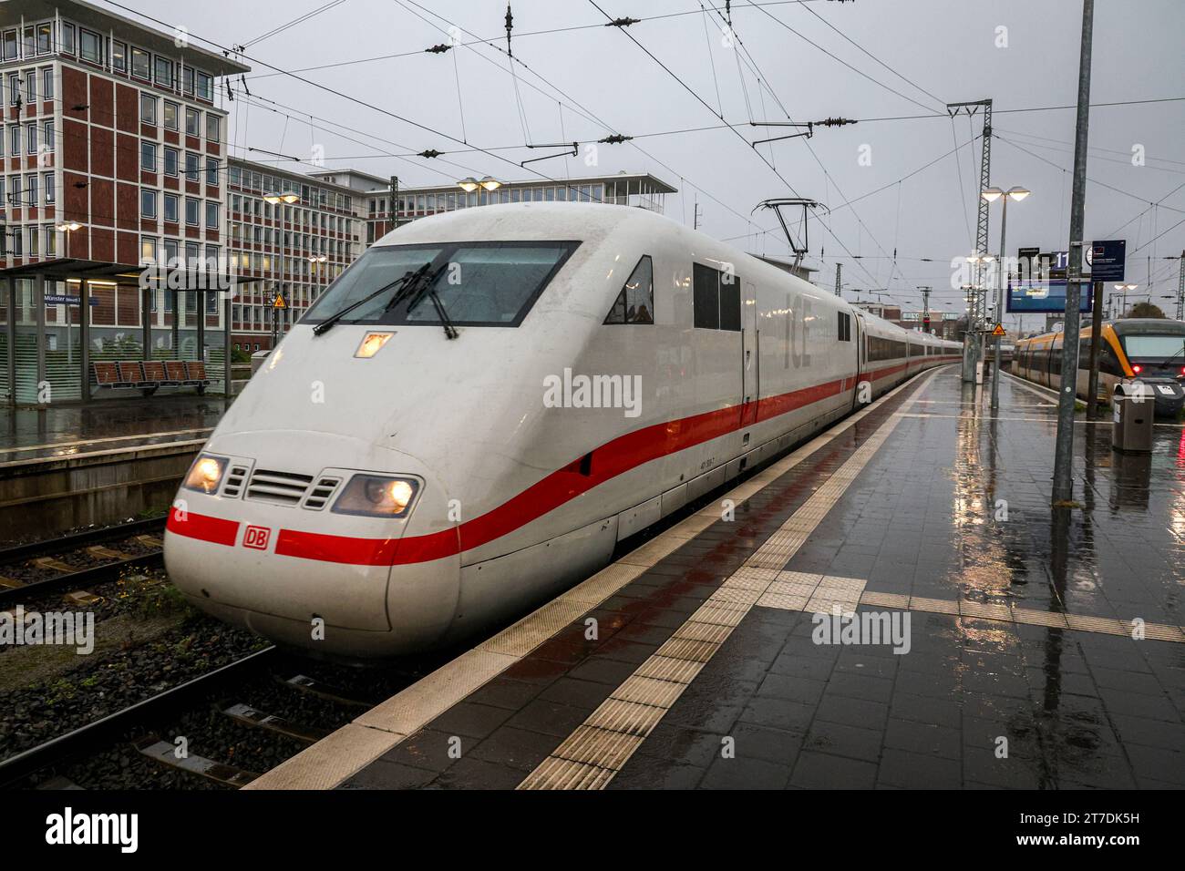 Eisenbahnverkehr in Münster Hauptbahnhof - Intercity Express Zug ICE ...