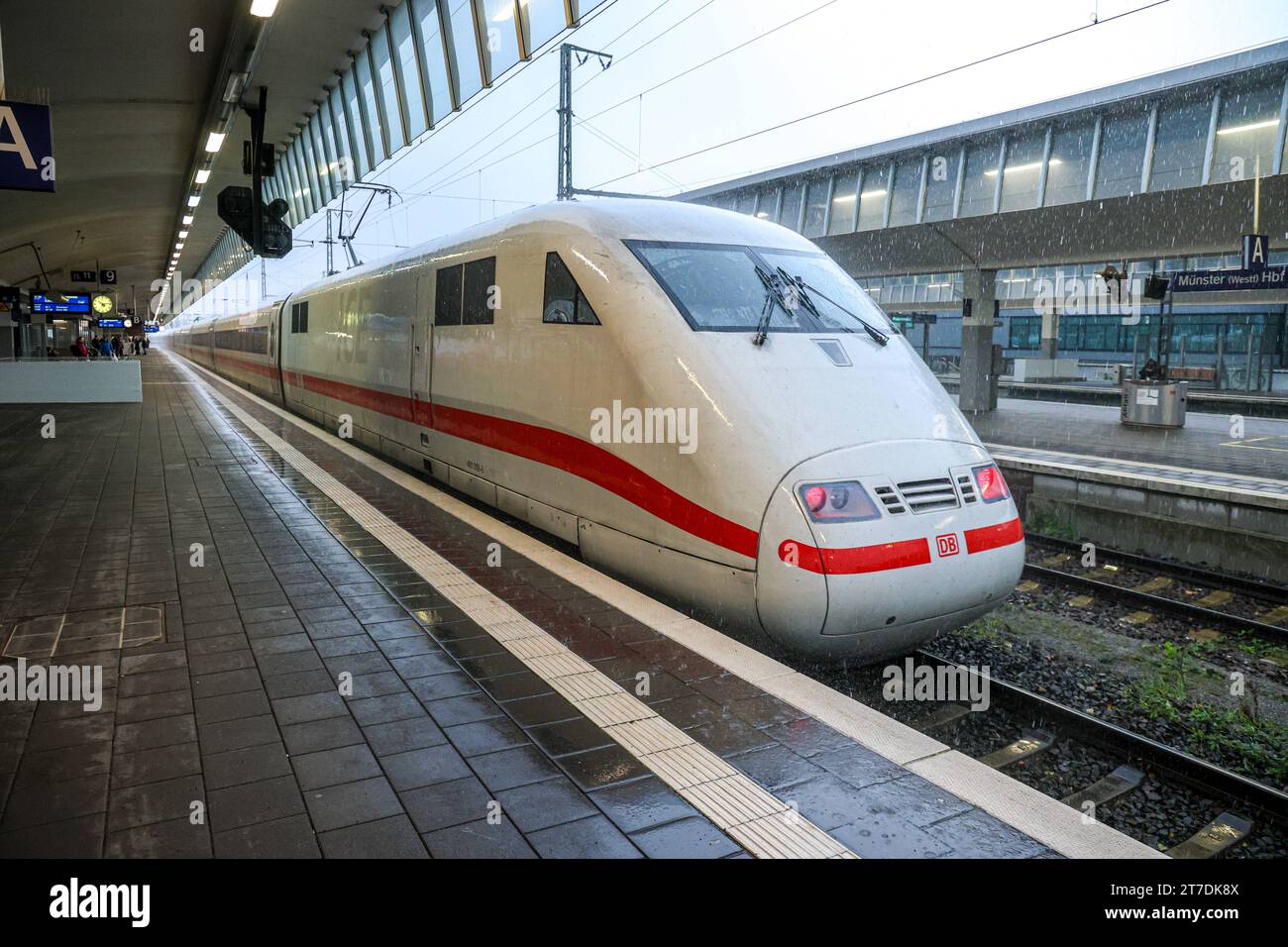Eisenbahnverkehr in Münster Hauptbahnhof - Intercity Express Zug ICE ...