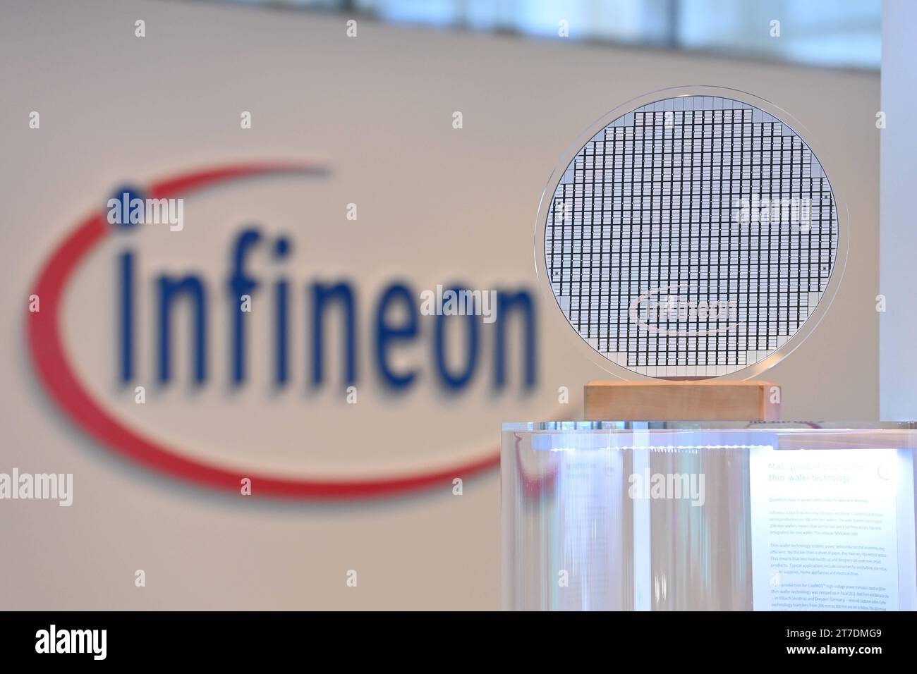 Randmotiv:30 cm Waver vor Infineon Logo, Firmenemblem ...