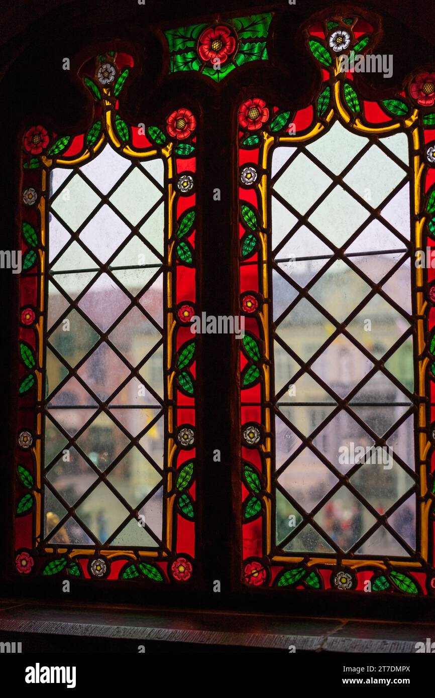 Medieval stained glass rose hi-res stock photography and images - Alamy