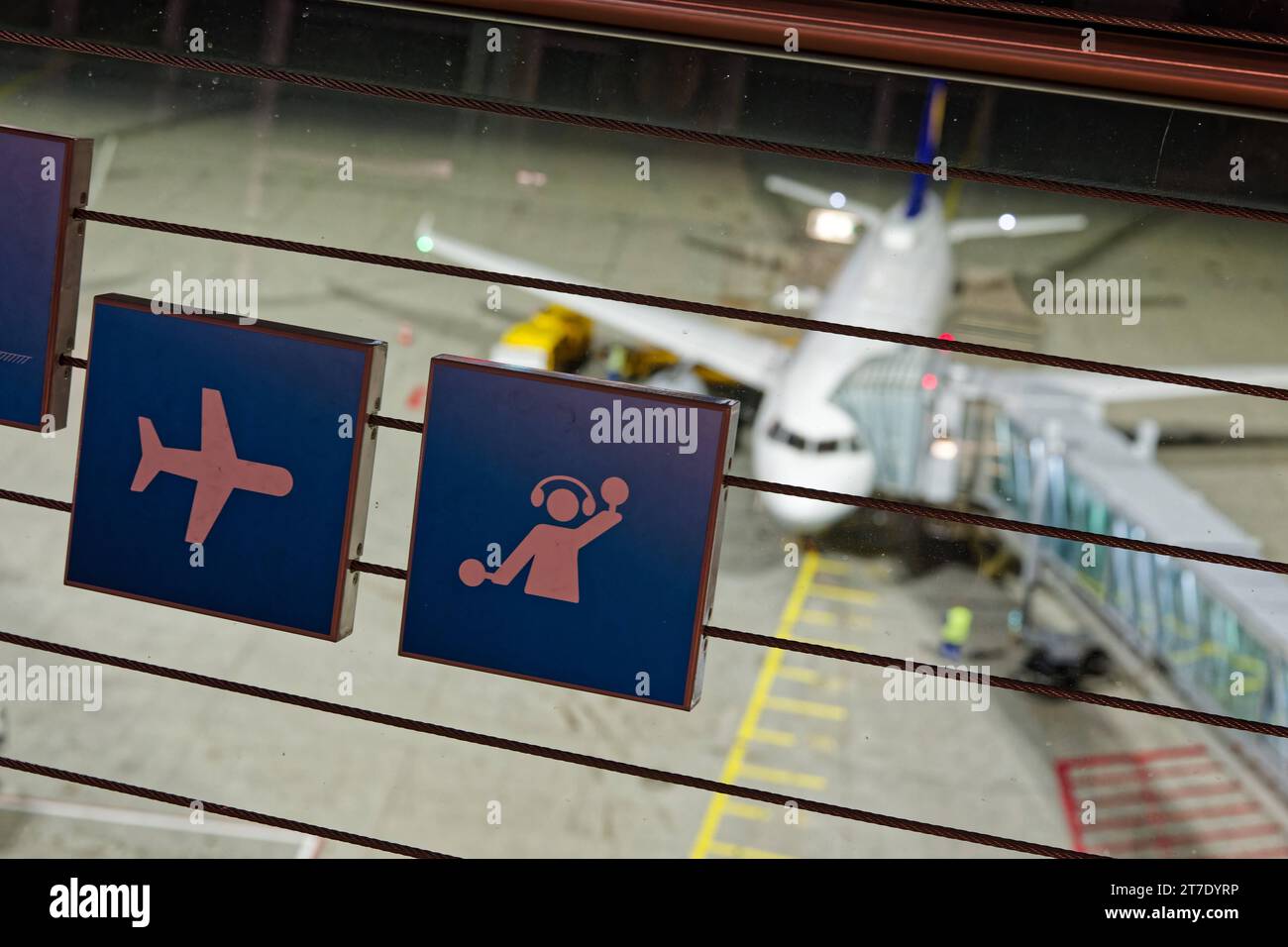 Nachts am Flughafen. Das Flugzeug der Lufthansa mit Gangway am ...