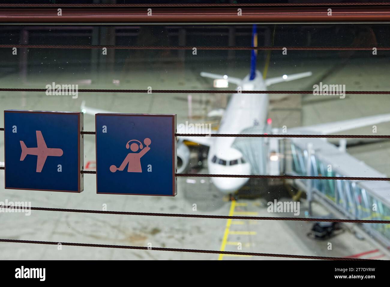 Nachts am Flughafen. Das Flugzeug der Lufthansa mit Gangway am ...