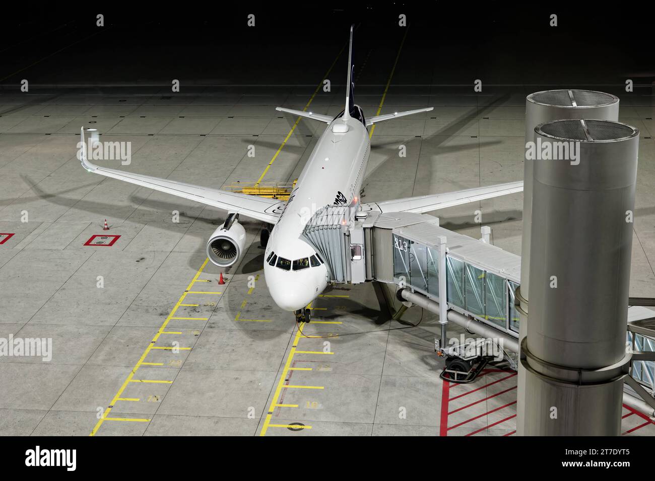 Nachts am Flughafen. Das Flugzeug der Lufthansa mit Gangway am ...
