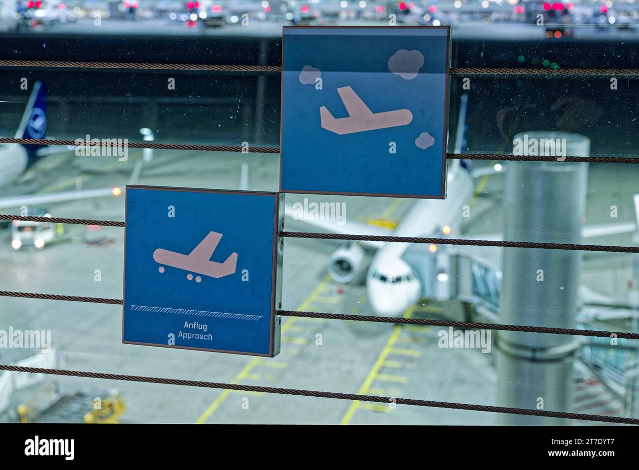 Nachts am Flughafen. Das Flugzeug der Lufthansa mit Gangway am ...
